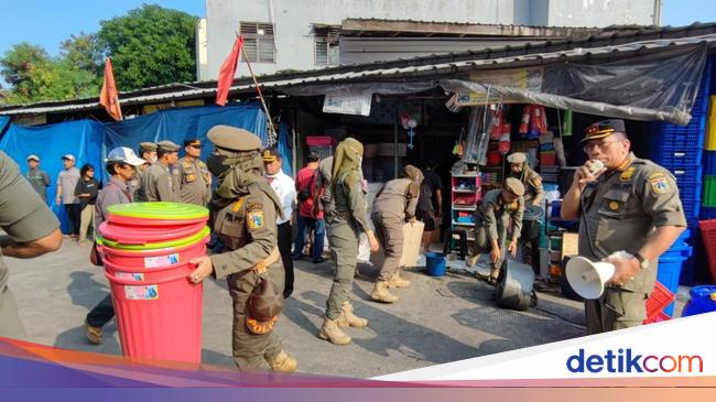 Satpol PP Tertibkan PKL di Pinggir Jalan Kawasan Jatinegara Jaktim