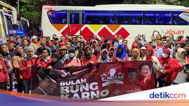 Kader PDIP Surabaya 'Serbu' Jakarta Merahkan Puncak Bulan Bung Karno di GBK Kader PDIP Surabaya 'Serbu' Jakarta Merahkan Puncak Bulan Bung Karno di GBK
