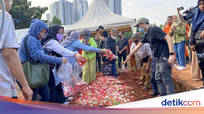 Jenazah Pria Obesitas 300 Kg Dimakamkan, Keluarga Taburkan Bunga ke Pusara