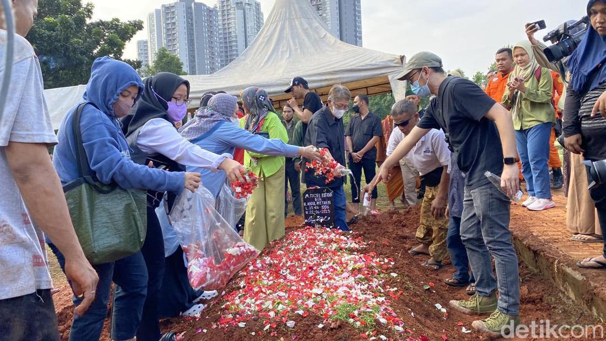 Prosesi Pemakaman Fajri Pria Obesitas Diiringi Isak Tangis Keluarga