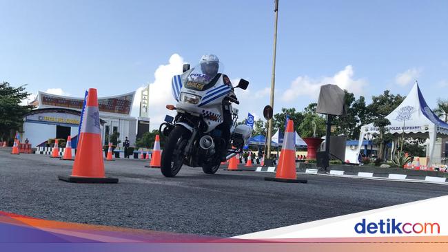 Kala Polisi Unjuk Gigi Ikut Lomba Safety Riding