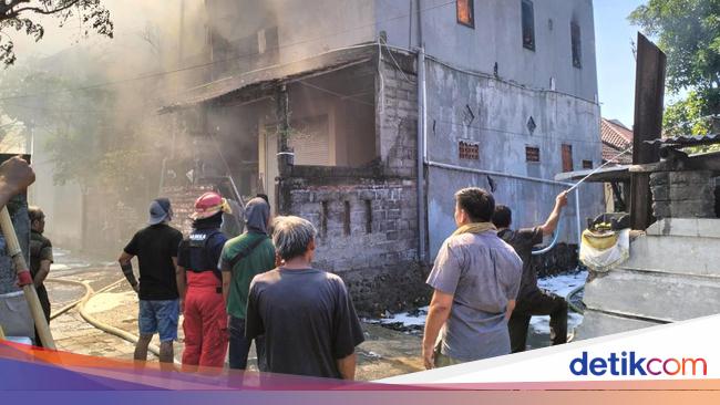 Diduga Korsleting Listrik, Rumah Berlantai Dua di Denpasar Terbakar