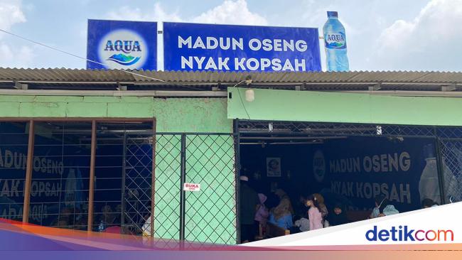 Aksi Nyak Kopsah Sapa Pengunjung hingga Racik Menu Betawi Mantul