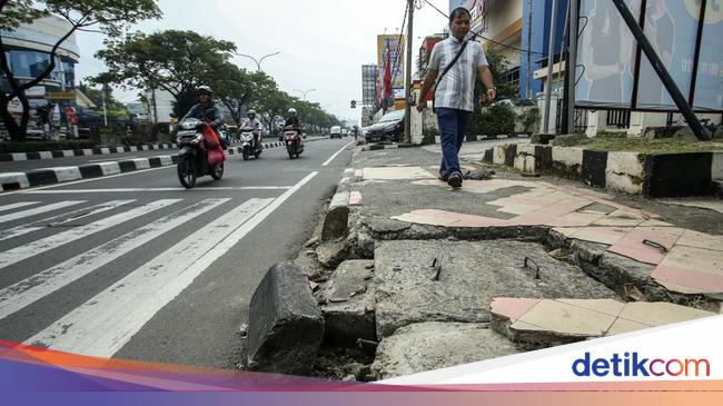 Pemkot Depok Gelontorkan Rp 18 M untuk Revitalisasi Trotoar Pemkot Depok Gelontorkan Rp 18 M untuk Revitalisasi Trotoar