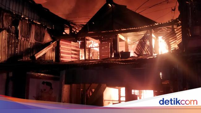 Kebakaran 3 Gudang Ban Bekas di Makassar, 3 Rumah Warga Ikut Hangus Terbakar