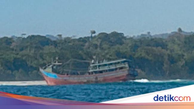 Penampakan Kapal Nelayan Tabrak Karang di Alas Purwo Berujung 1 ABK Tewas