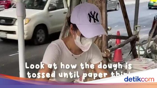 Gaya Seksi Penjual Martabak Pisang Di Thailand Bikin Salfok