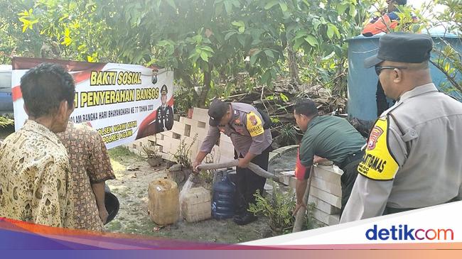 Desa di Ngawi Mulai Kekeringan, Polri-TNI Droping Air Bersih