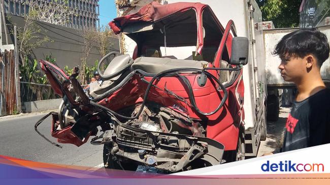 Ringsek Parah! Kondisi Truk Es Tabrakan Tewaskan Sopir di Jalan Jogja-Solo