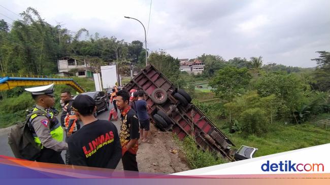 Kelebihan Muatan, Truk Angkut Galon Tercebur ke Jurang Susuh Kota Batu