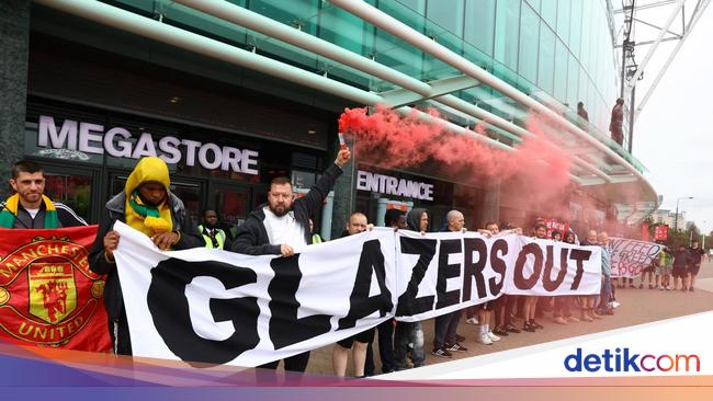 Fans MU Murka sampai Bikin 'Pagar Hidup' di Depan Toko Merchandise