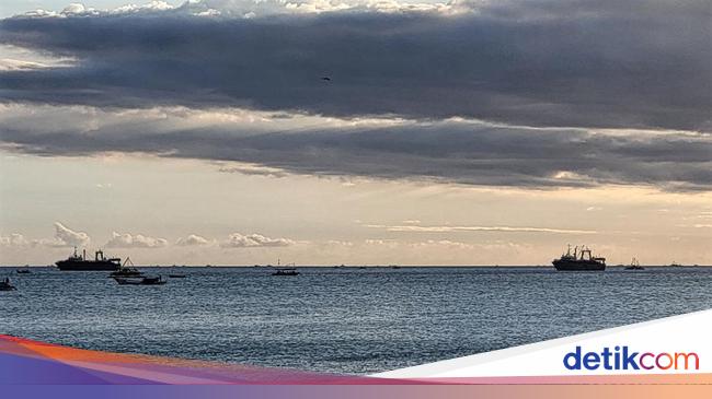 2 Kapal Misterius Berbendera Rusia Sandar di Palabuhanratu, ABK-nya China 2 Kapal Misterius Berbendera Rusia Sandar di Palabuhanratu, ABK-nya China