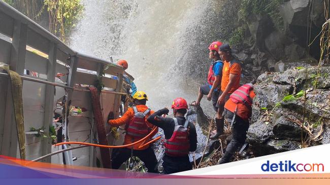 Truk Terjun ke Sungai di Banyumas Usai Senggol Avanza, 1 Orang Tewas