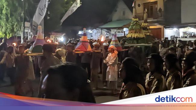 Tumplek Blek! Warga Sambut Kirab Tumpeng 9 di Demak Malam Ini