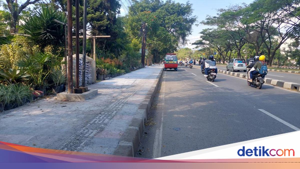 Trotoar di Bunderan Cibiru Jadi 'Jalan Ninja' Pengendara Motor