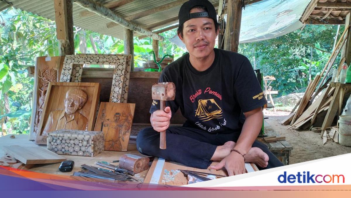 Kisah Ikbal, Seniman Difabel Banten yang Karyanya Diminati Bupati-Menteri