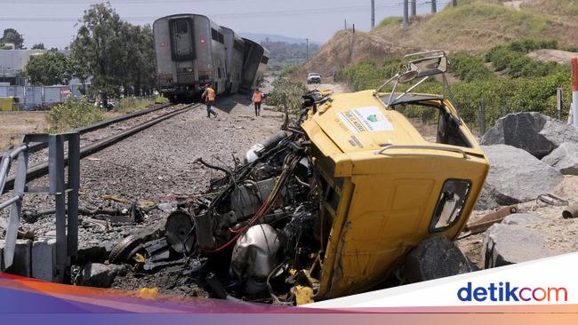 Kereta Amtrak di AS Tergelincir Usai Menabrak Truk