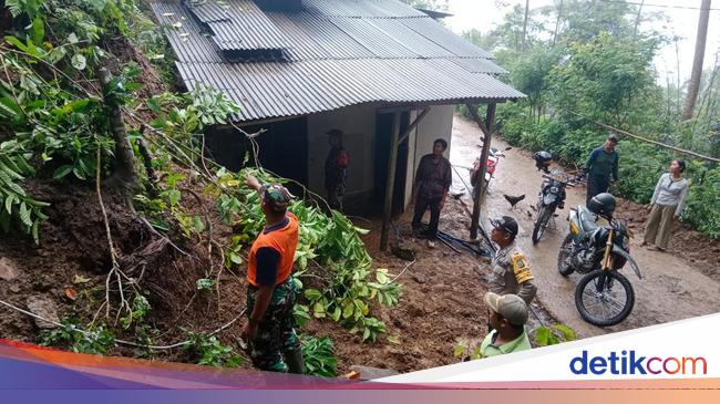 Tebing 10 Meter Longsor Timpa Rumah Warga Trenggalek