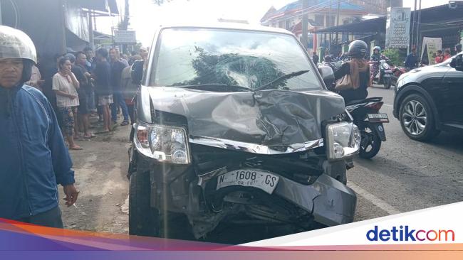 Kecelakaan Maut di Pakis Malang, Dua Pengendara Motor Tewas Ditabrak APV Kecelakaan Maut di Pakis Malang, Dua Pengendara Motor Tewas Ditabrak APV