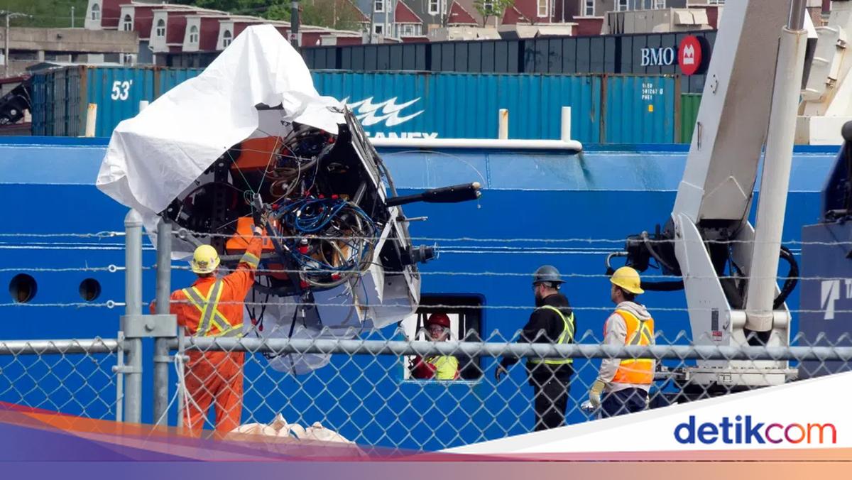 Sosok Penemu Puing Kapal Selam Titan Menahan Air Mata