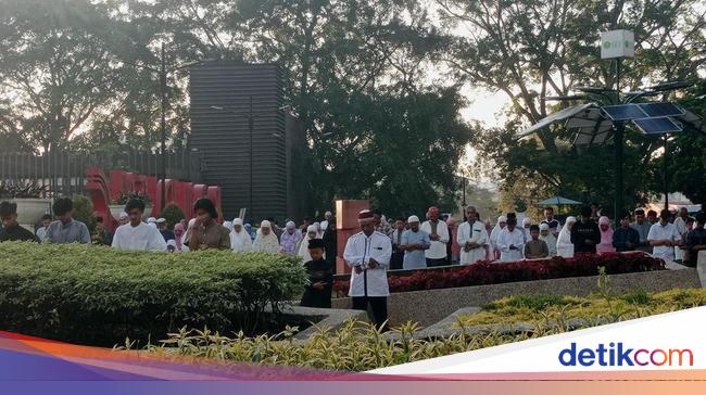 Jemaah Salat Iduladha Masjid Raya Bandung Meluber Jemaah Salat Iduladha Masjid Raya Bandung Meluber