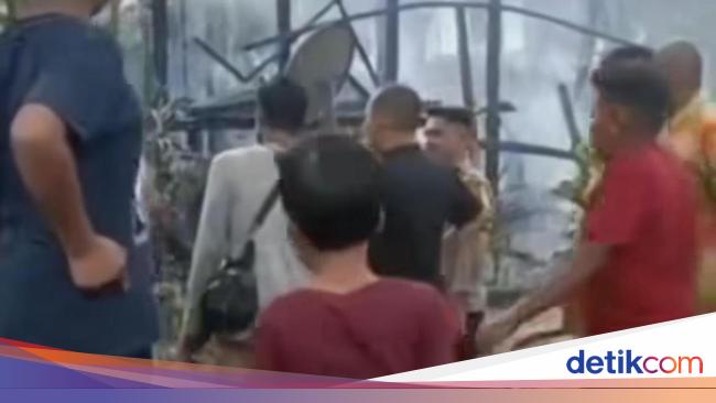 Pilu Tukang Becak di Barru Temukan Rumah Terbakar Saat Pulang Kerja Pilu Tukang Becak di Barru Temukan Rumah Terbakar Saat Pulang Kerja