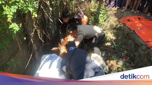 Mayat Pemuda Membusuk di Pinggir Jalan Diduga Korban Laka Tunggal