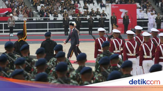 Foto-foto Jokowi jadi Inspektur Upacara di HUT Bhayangkara ke-77