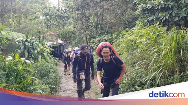 Ratusan Orang Mendaki Gunung Arjuno di Akhir Pekan