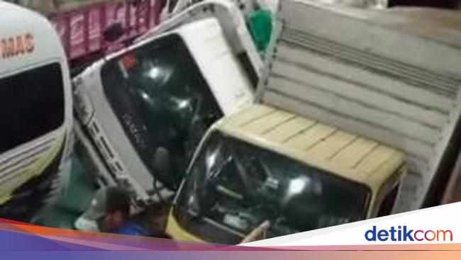 Dihantam Gelombang Tinggi, Truk-Motor Terguling dalam Kapal di Sumbawa