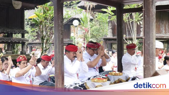 Wujud Rasa Syukur, Bupati Tabanan Rutin Sembahyang Rahina Purnama