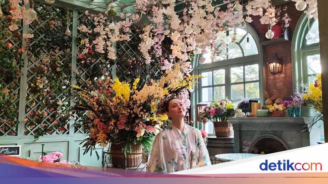 Gaya Della Puspita saat Nongkrong di Kafe Nuansa Bunga