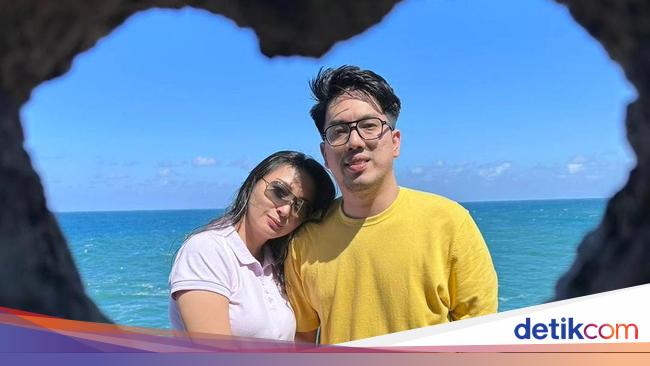 Senyuman Della Puspita yang Nikah Lagi Usai 10 Tahun Menjanda Senyuman Della Puspita yang Nikah Lagi Usai 10 Tahun Menjanda