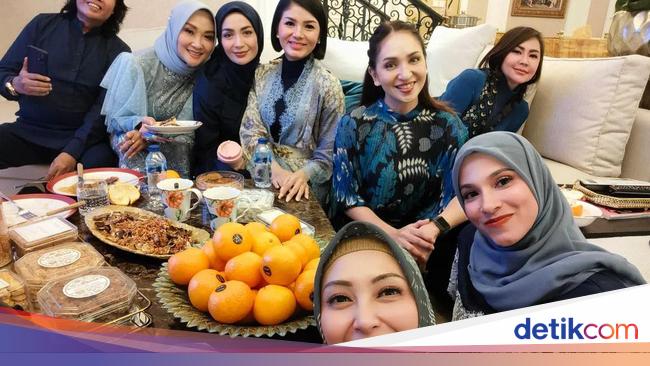 Gaya Della Puspita saat Nongkrong di Kafe Nuansa Bunga