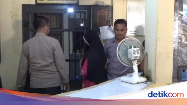 Emak-emak Ini Keciduk Copet 2 HP Pengunjung di Pasar GOR Sudiang Makassar Emak-emak Ini Keciduk Copet 2 HP Pengunjung di Pasar GOR Sudiang Makassar