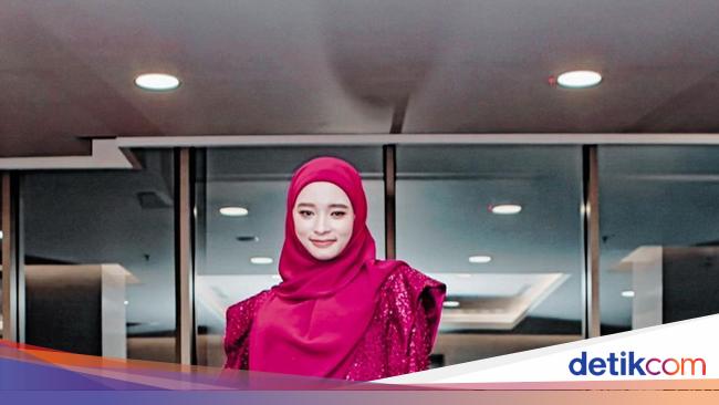 Foto: Gaya Glamour Inara Rusli Saat Raih Penghargaan Bukan Jalur Prestasi