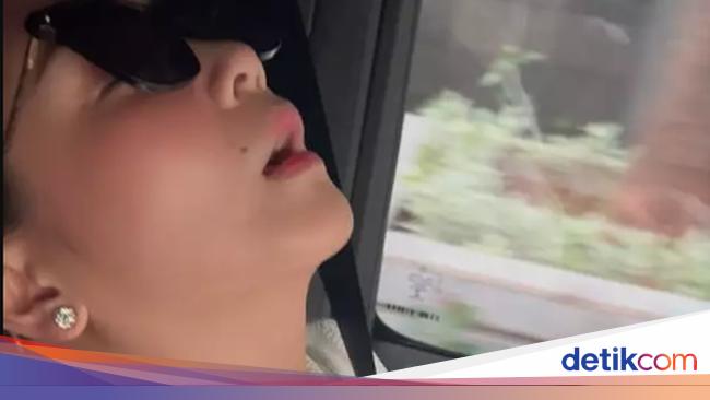 7 Gaya Nagita Slavina Saat Tidur sampai Mangap, Dipuji Netizen Tetap Cantik