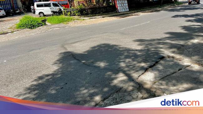 Deretan Jalan Berlubang di Burangrang Bikin Pengendara Kesal