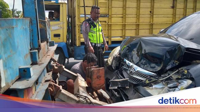 3 Truk dan Mobil Kecelakaan Karambol di Jalan Jogja-Solo Penggung Klaten
