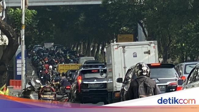 Ada Perbaikan Jalan, Lalin TB Simatupang Arah Ragunan Macet Panjang Ada Perbaikan Jalan, Lalin TB Simatupang Arah Ragunan Macet Panjang