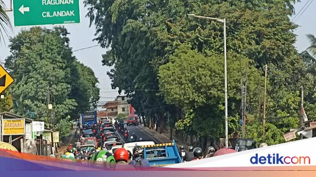 Jalan Raya Ragunan Jaksel Macet Pagi Ini, Pemotor Ramai-ramai Lawan Arah