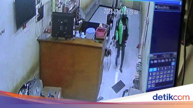 Maling PS di Semarang Terekam CCTV, Pakai Kostum Mirip Driver Ojol