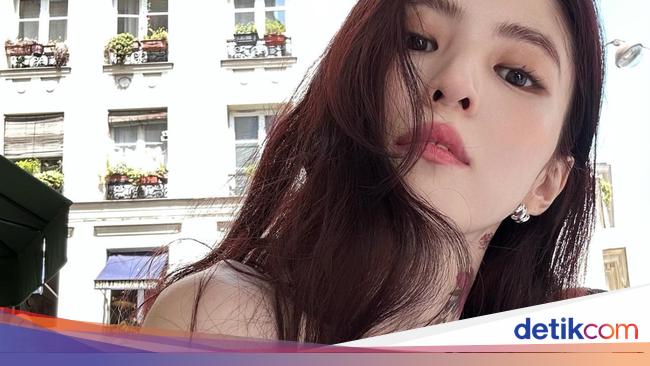 7 Gaya Han So Hee Pamer Tato Baru di Leher dan Dada, Bikin Fans Flashback