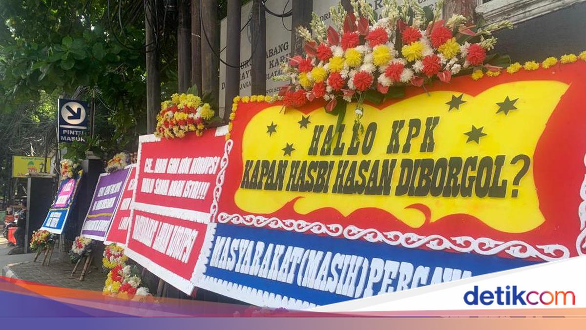 Karangan Bunga Desak KPK Tahan Hasbi Hasan Berjejer di Depan PN Jaksel