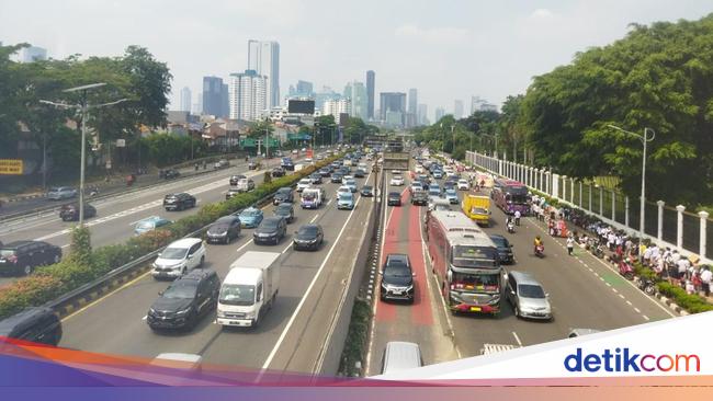 Massa Demo Perangkat Desa Bubar, Lalin Depan DPR Kembali Normal