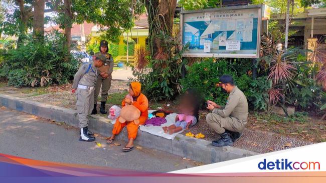 Satpol PP Kota Malang Amankan Pengemis Wanita Berbaju Badut Bawa 2 Anak