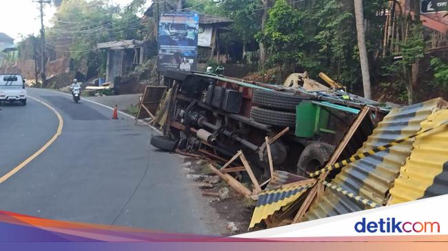 Truk Bawa 12 Ton Air Jalan Mundur Lalu Terguling di Tikungan Maut Tabanan