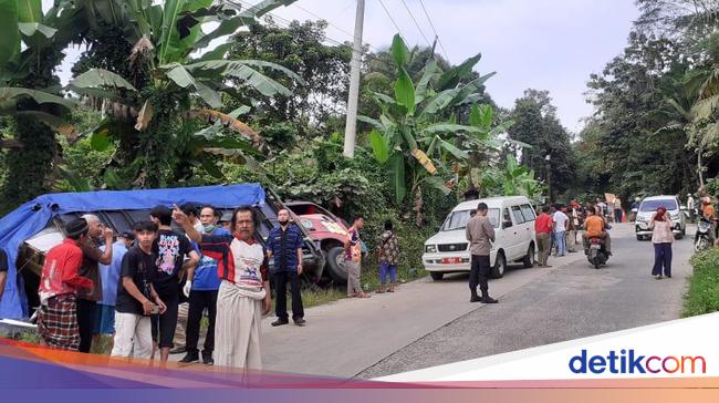 Truk Gagal Nanjak di Lebak Tabrak Pemotor, Satu Orang Tewas
