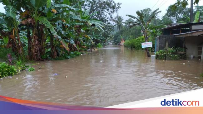 Air Sungai di Malang Meluap Sebabkan Jalan dan Rumah Warga Diterjang Banjir