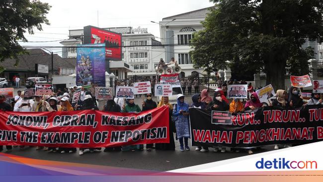 Gelar Aksi Depan DPRD Jabar, Massa Bawa Sejumlah Poster untuk Jokowi